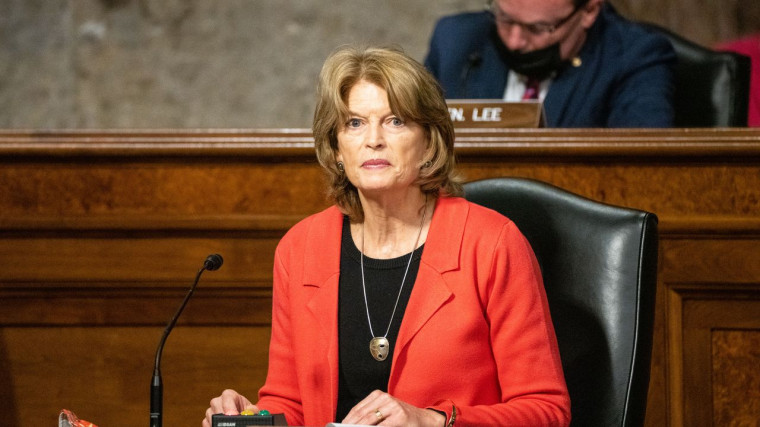 🔥 Free Download Lisa Murkowski Walking Holding Documents ...